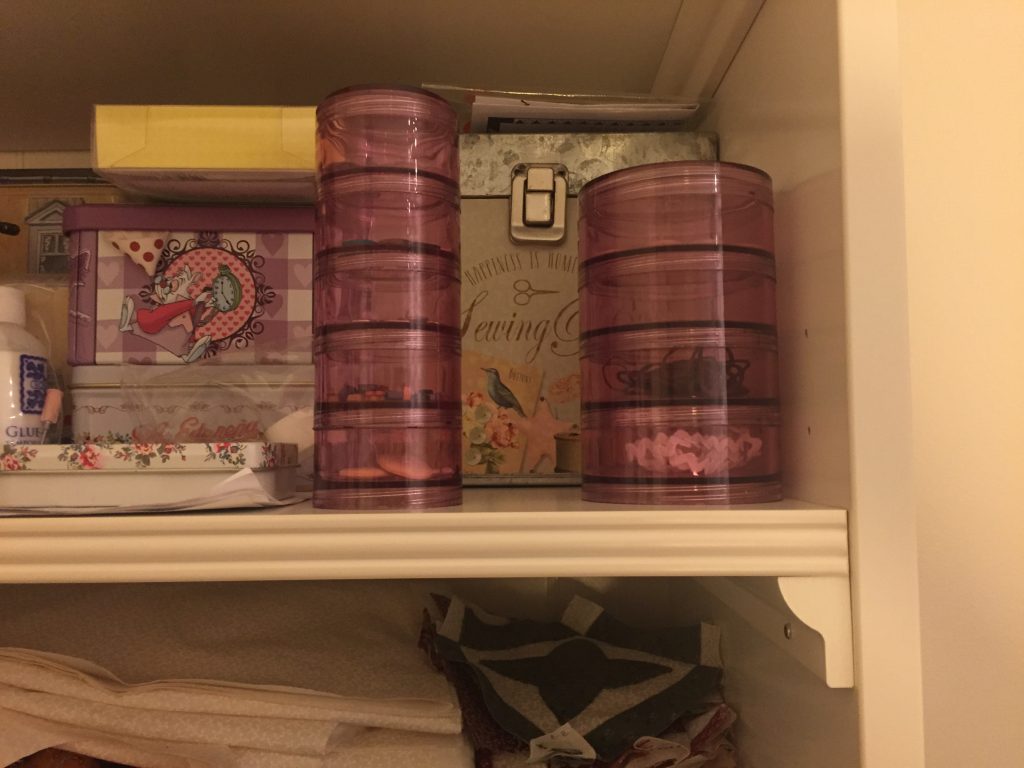 Mis nuevas cajas transparentes guarda botones - Elisa Vaca