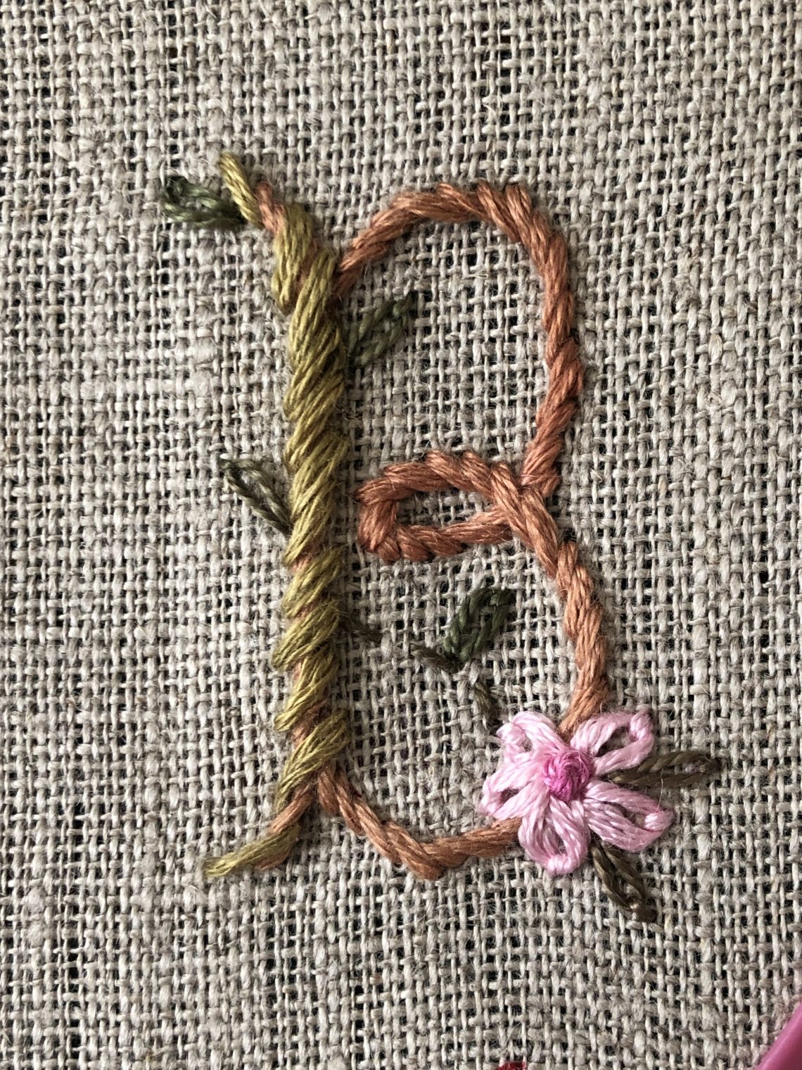 Un jardín de letras bordadas a mano un abecedario para bordar